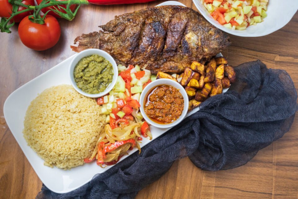 Attiéké poisson grillé de la cuisine ivoirienne: Plat incontournable