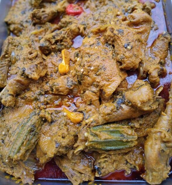 Découvrez le Poulet Nyembwe : Un plat gabonais traditionnel à base de ...